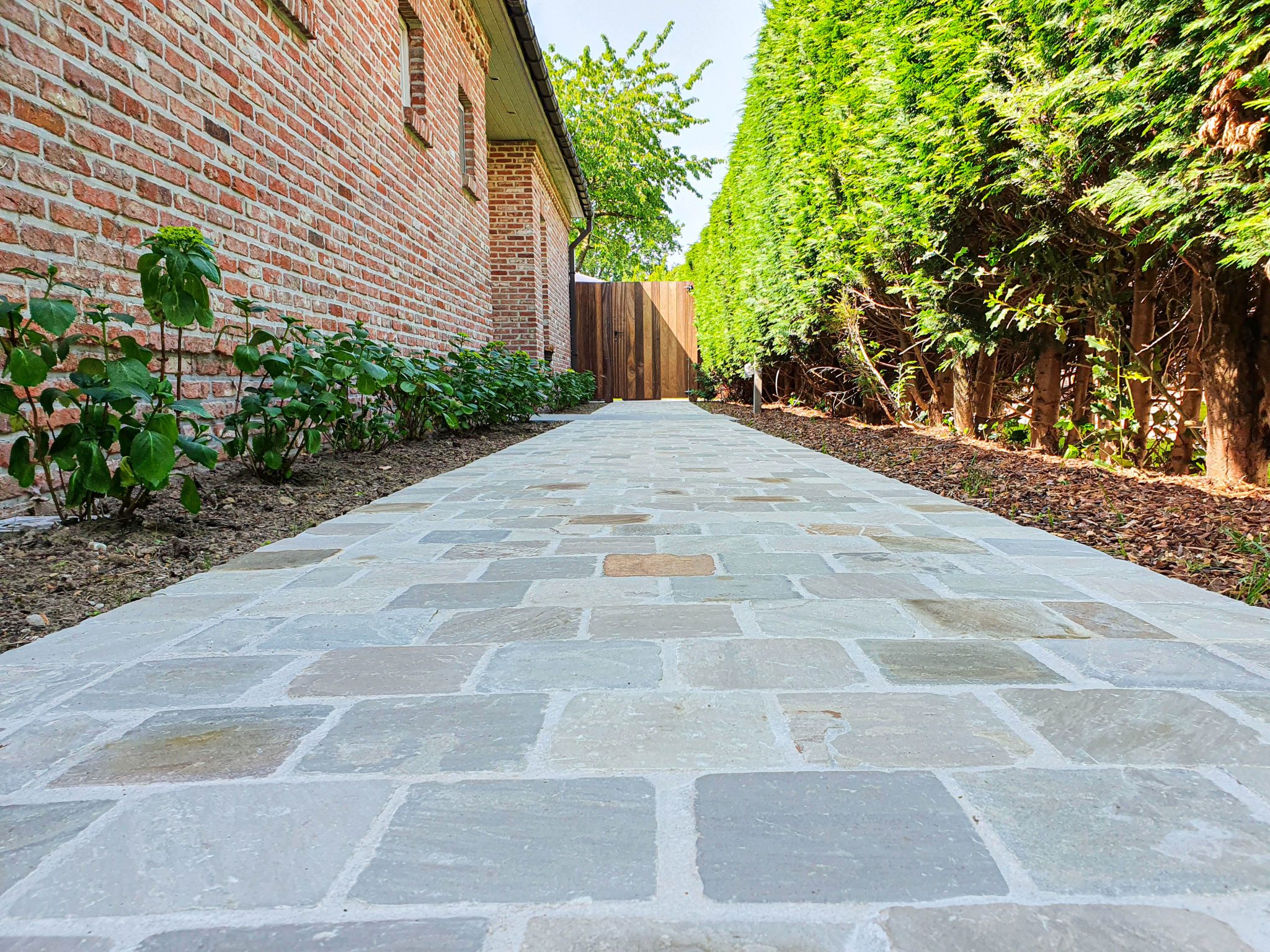 Terras of oprit laten leggen door Advance Greencare - Groepadvance